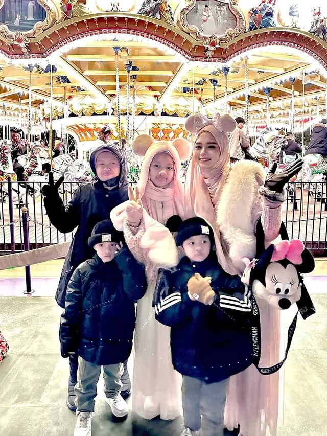 7 Potret Inara Rusli Ajak Anak Liburan di Disneyland Tokyo, Destinasi ...