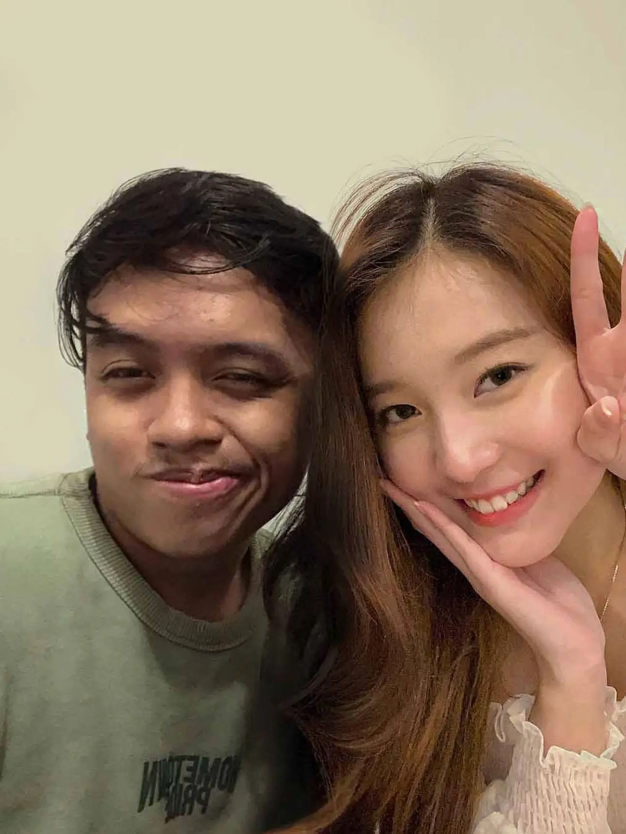 6 Editan Foto Selfie Bareng Artis Cewek Ini Halu Banget, Bikin Ngakak ...