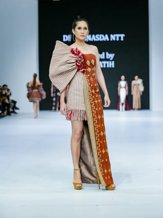 Jakarta Fashion Week 2023, Ketika Kain Tenun NTT Disulap 3 Desainer ...