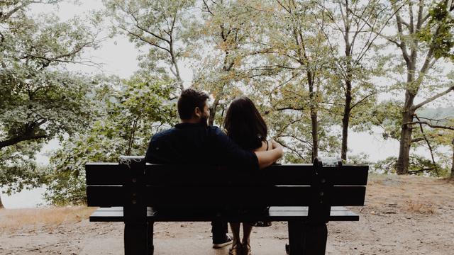 11 Cara Menaklukkan Hati Wanita, Jadilah Pendengar yang Baik dan ...