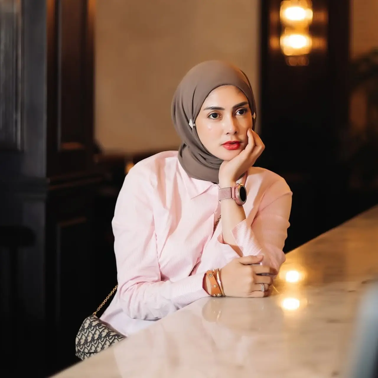 7 Potret Artis Berhijab Keturunan Pakistan, Punya Aura Perempuan Arab