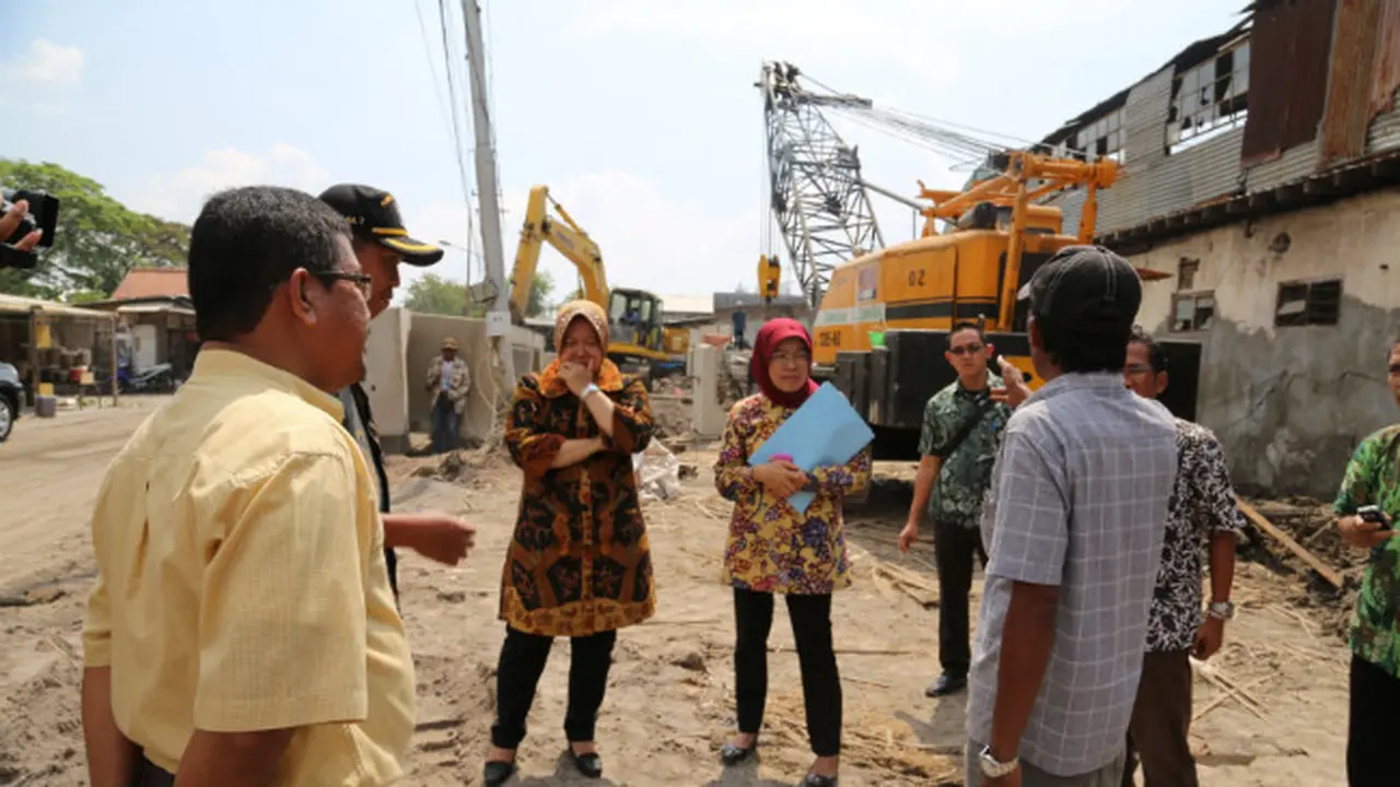 9 Potret Risma Saat Kerja Bakti dan Tinjau Lapangan di Surabaya (I ...