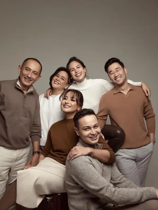Pemotretan Keluarga Maudy Ayunda, Kompak Bareng Jesse Choi dan Tavan ...