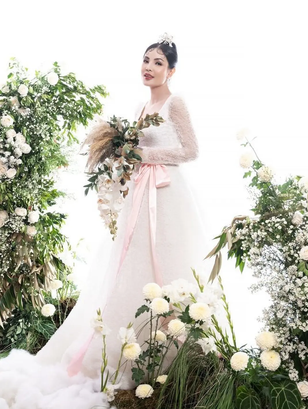 6 Potret Terbaru Nindy Ayunda Dibalut Gaun Pernikahan Warna Putih Terinspirasi dari Audrey ...