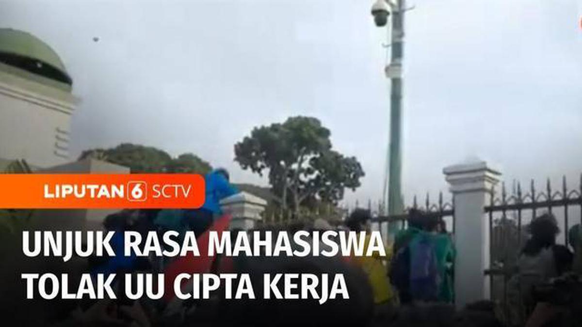 VIDEO: Mahasiswa Lakukan Demo Terhadap UU Ciptaker di Depan Gedung DPR/MPR RI - TV Liputan6.com
