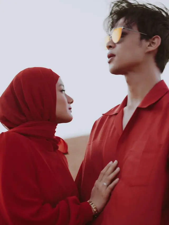 7 Gaya Pemotretan Dinda Hauw dan Rey Mbayang di Gurun Pasir Dubai ...
