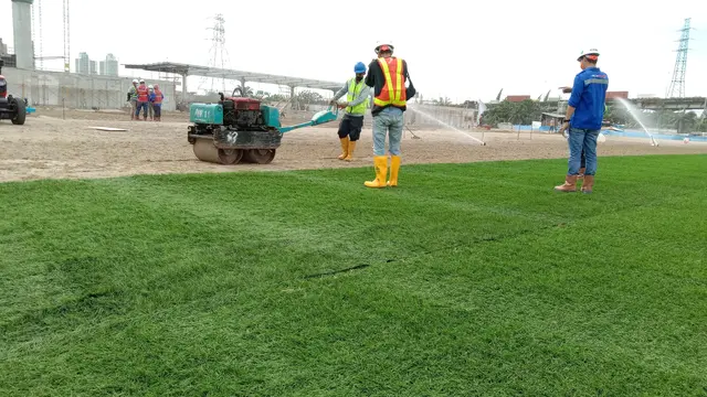Pertama di Indonesia, Jakarta International Stadium Tanam Rumput Hybrid ...