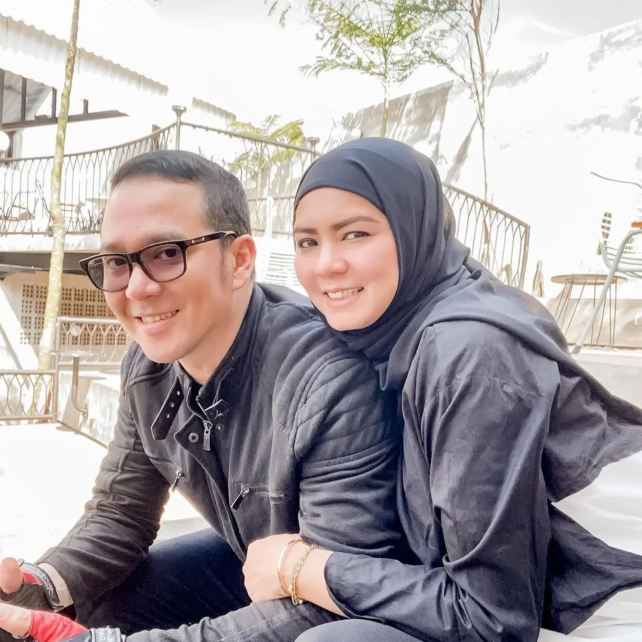 6 Potret Fadli Akhmad dan Istri, 22 Tahun Menikah Jauh dari Gosip Miring - Hot Liputan6.com