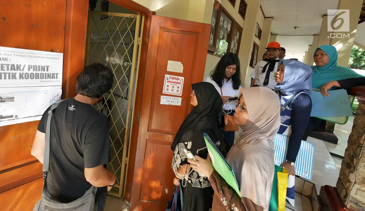 FOTO: Antusiasme Siswa dan Orangtua Mendaftar PPDB di SMAN 1 Depok ...