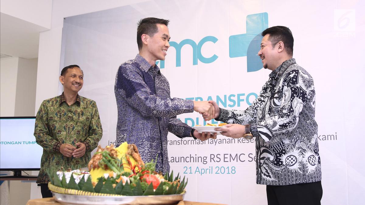 FOTO: Potong Tumpeng, RS EMC Sentul Resmi Dibuka