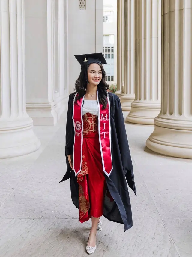6 Momen Kelulusan Sabrina Anggraini dari MIT, Didampingi Belva Devara ...