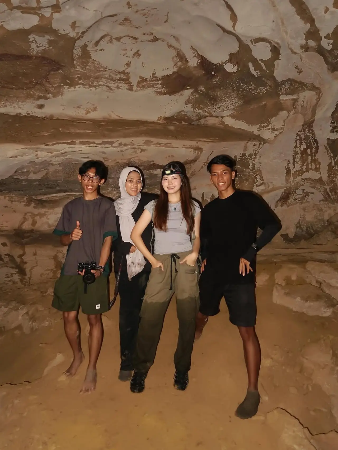 6 Potret Perjalanan Erika Richardo Cari Lukisan Tertua di Dunia yang ...