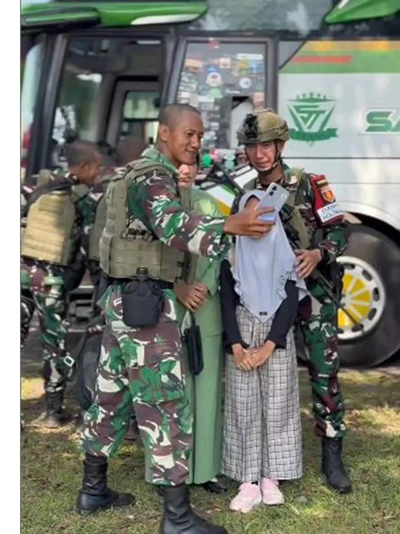 6 Potret Lettu Fardhana Diserbu Emak-Emak Minta Foto Bareng, Mendadak Banyak Fans - Hot Liputan6.com