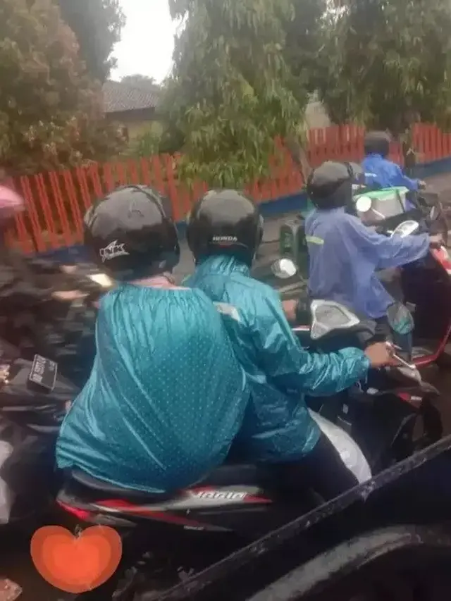 6 Momen Lucu di Tengah Hujan Bersama Sahabat, Bikin Senyum - Hot ...