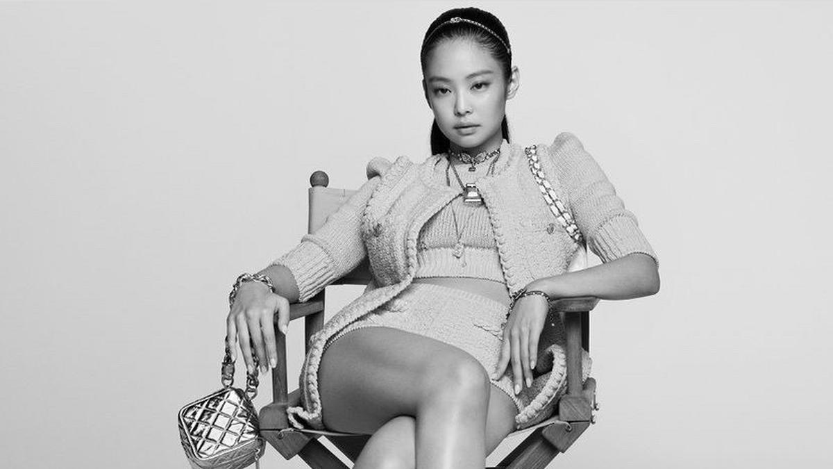 Jennie Blackpink Tampil Elegan Kenakan Crop Top Merah di Fashion Show ...