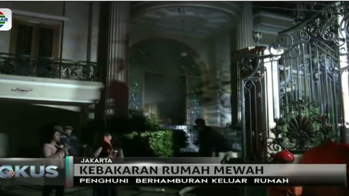 Rumah Mewah Berlantai Tiga Terbakar Diduga Konsleting Listrik - News Liputan6.com