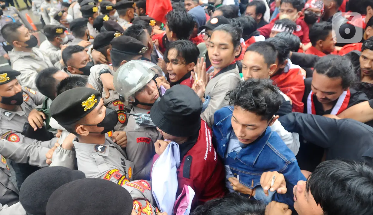 Sempat Memanas, Mahasiswa dan Polisi Saling Dorong di Demo Tolak BBM Naik - Foto Liputan6.com