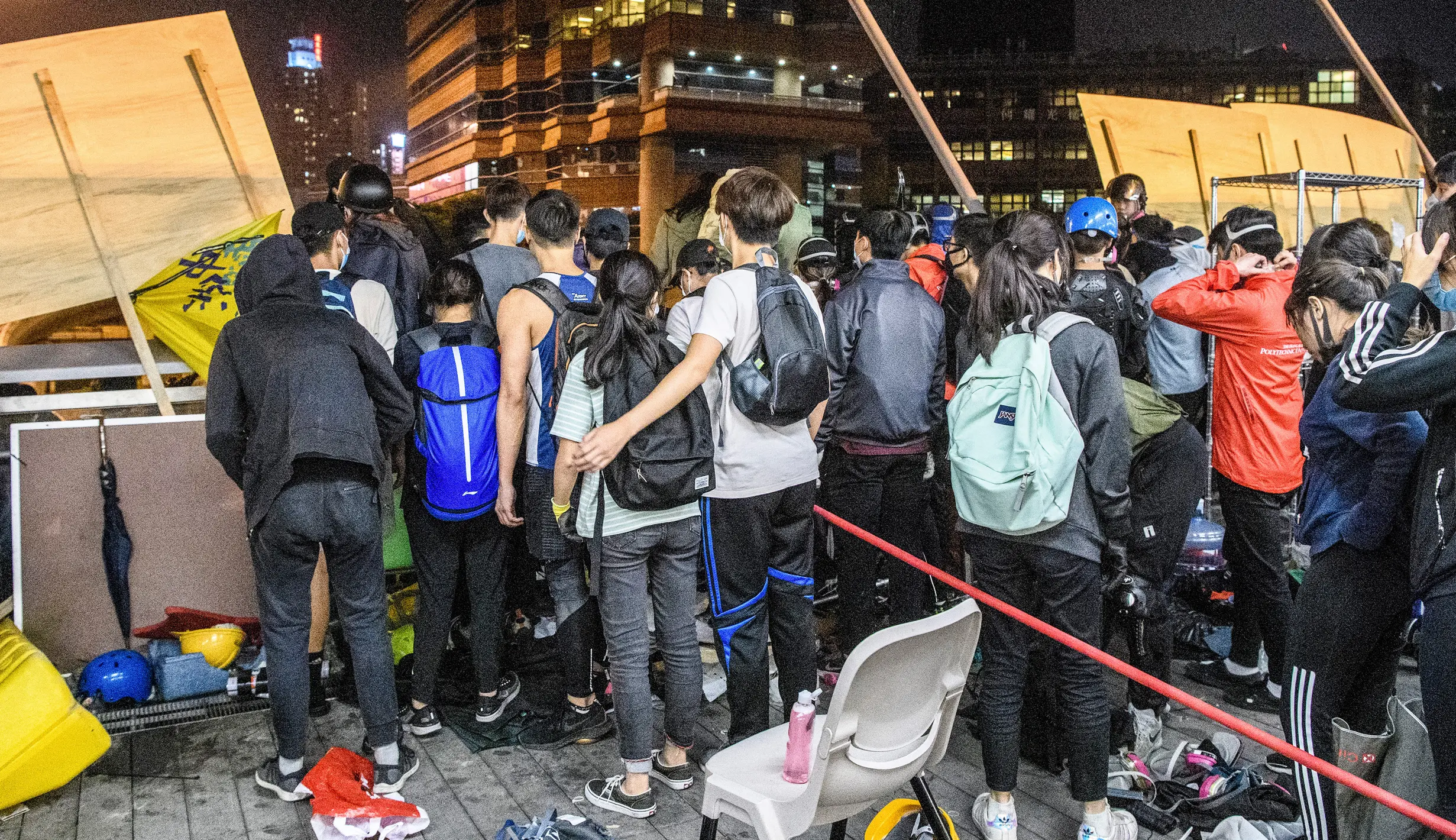 FOTO: Momen Dramatis Demonstran Hong Kong Kabur dari Kepungan Polisi ...