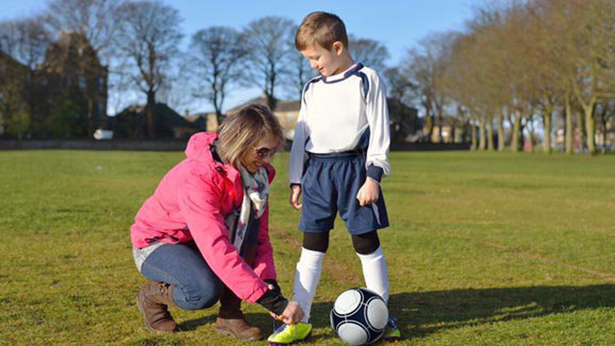 Aturan Penting Bagi Ibu yang Punya Anak Hobi Sepak Bola - Parenting ...