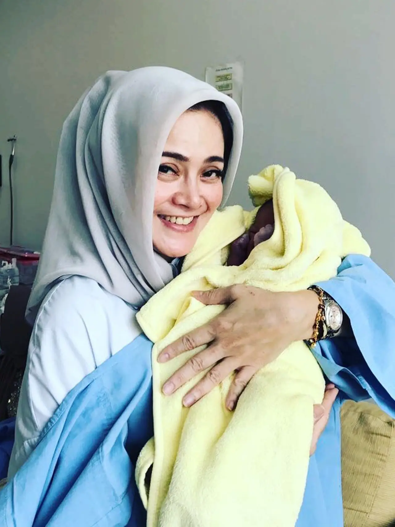 6 Potret Eks Ibu Mertua Olla Ramlan yang Awet Muda, Dikira Istri Baru Aufar Hutapea - Hot ...