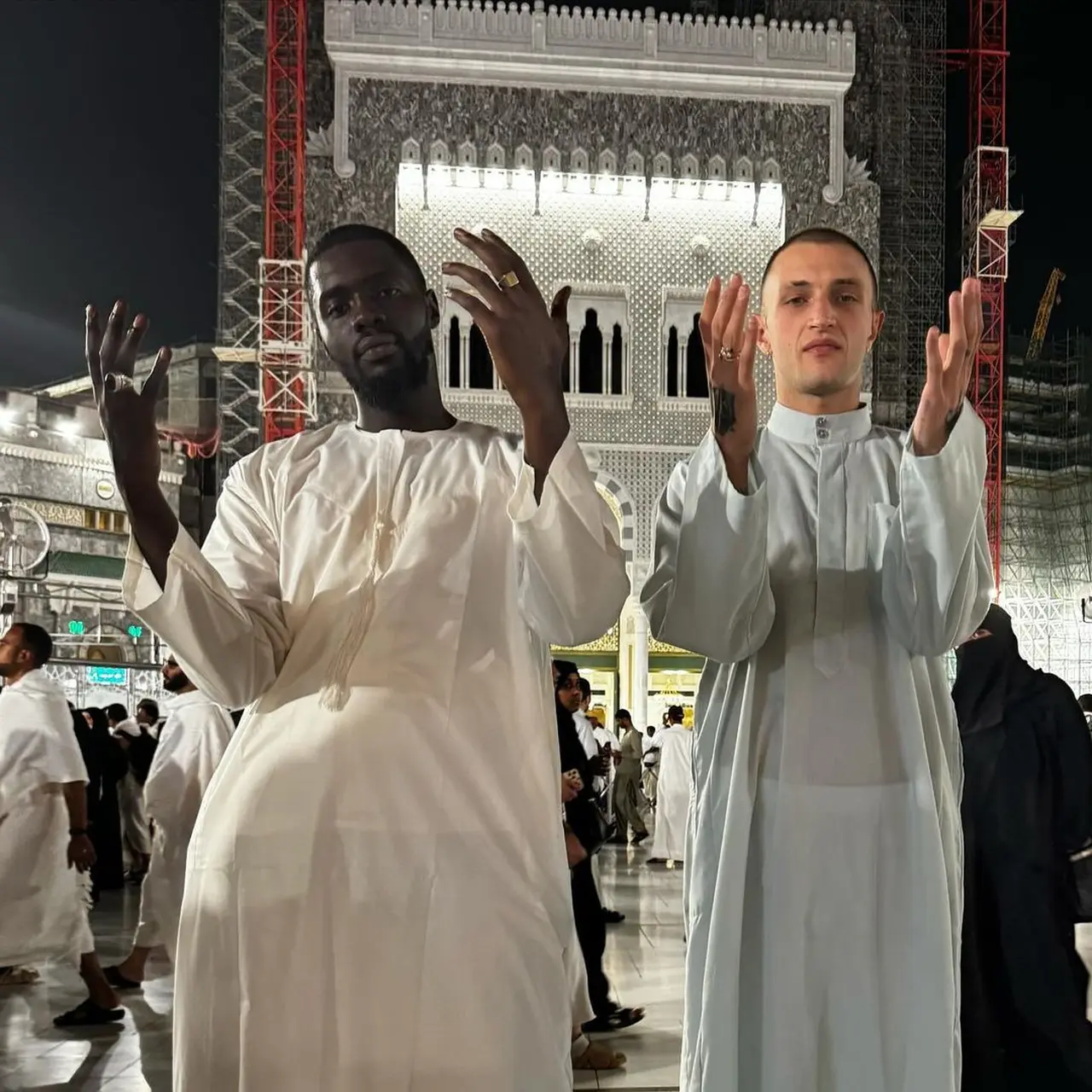Anwar Hadid Unggah Potret Umrah di Makkah Saat Ramadan, Pakai Ihram ...