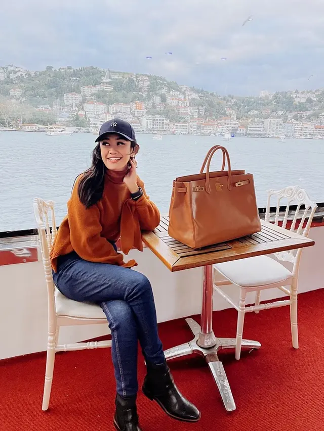 7 Potret Oline Mendeng Saat Liburan Ke Luar Negeri Ini Tampil Menawan ...