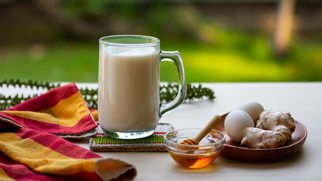 5 Resep Susu Jahe Anget yang Bikin Lega Tenggorokan - Food Fimela.com