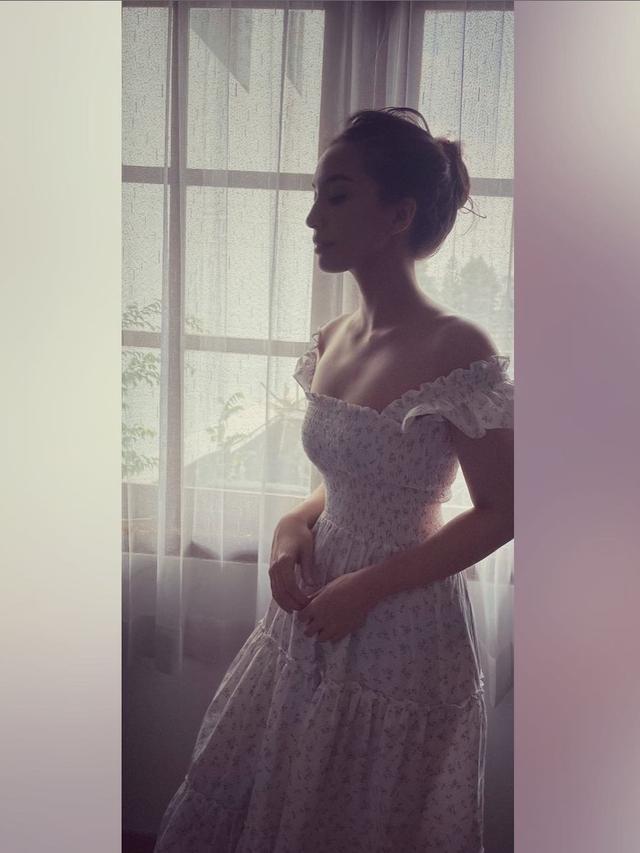 7 Potret Manohara Pakai Busana Off-Shoulder, Ini Tampil Makin Menawan