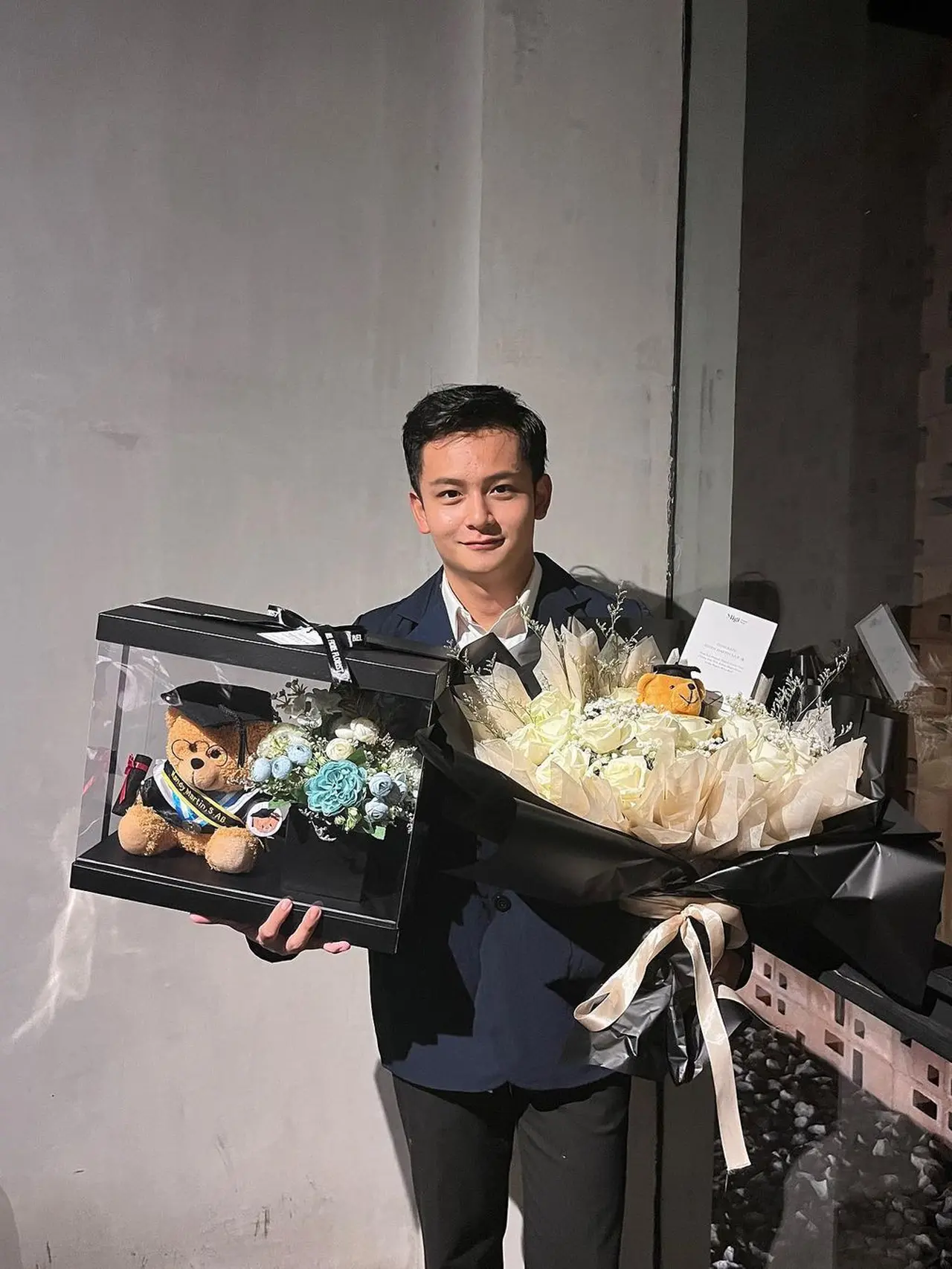 6 Potret Randy Martin Lulus Sidang Skripsi Dihadiri Ria Ricis, Kenang ...