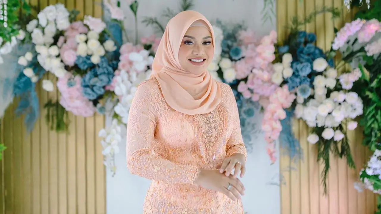 Tampil Cantik dan Manis, Ini Inspirasi Kebaya Peach dari Aurel Hermansyah hingga Liza Rosalita ...