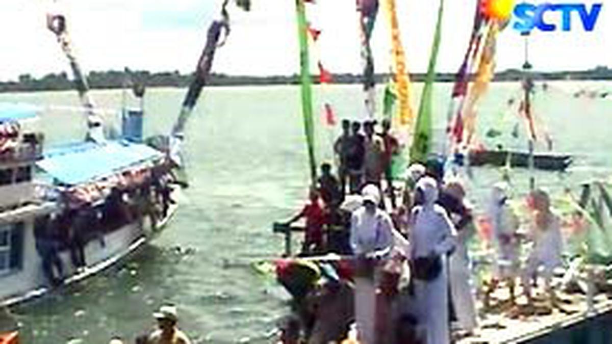 Upacara Memberi Makan Laut Nelayan Bugis - News Liputan6.com