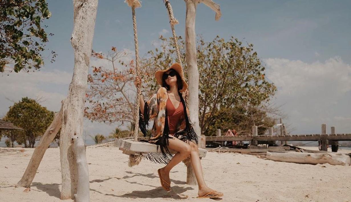 FOTO: Gaya Gesya Shandy Saat di Alam Bebas, Lepas Penat