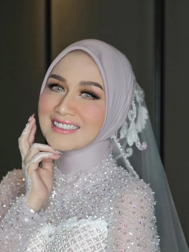 6 Potret Detail Busana dan Makeup Dine Mutiara, Istri Sahrul Gunawan di ...
