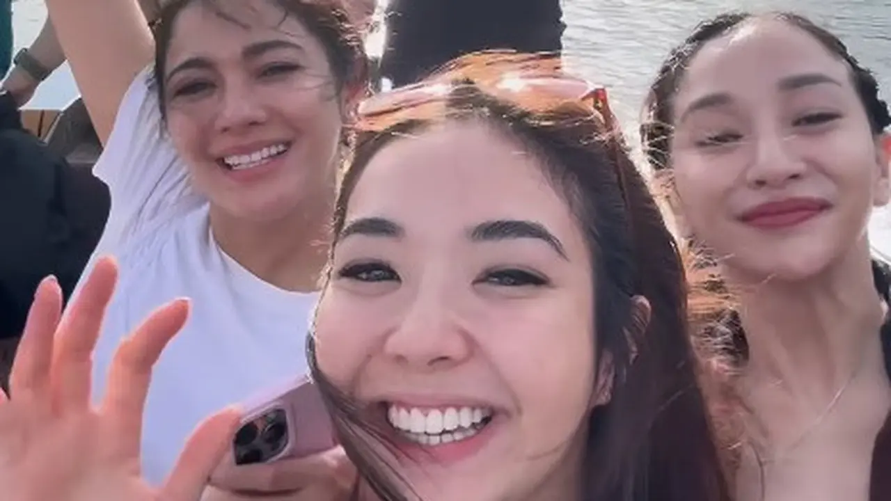 5 Potret Keseruan Gisel dan Naysilla Mirdad Healing ke Raja Ampat Bareng Sahabat - Hot Liputan6.com