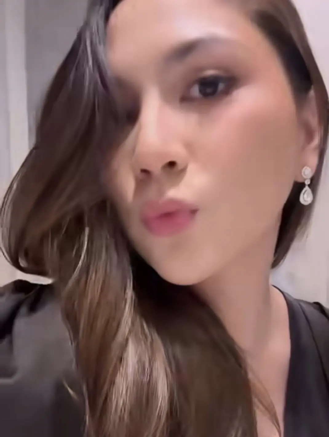 6 Potret Outfit Jessica Mila Memadukan Dress Hitam dengan Korset Batik ...