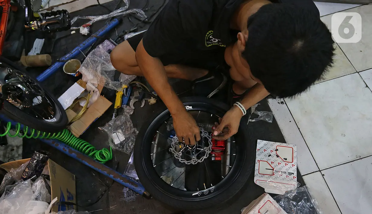 FOTO: Tren Gowes Meningkat, Bengkel Sepeda Kebanjiran Pelanggan - Foto ...