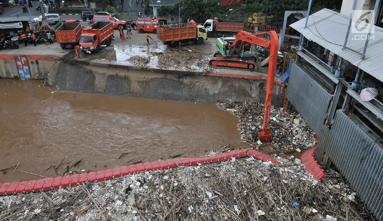 FOTO: Arus Meningkat, Ratusan Kubik Sampah Penuhi Pintu Air Manggarai ...