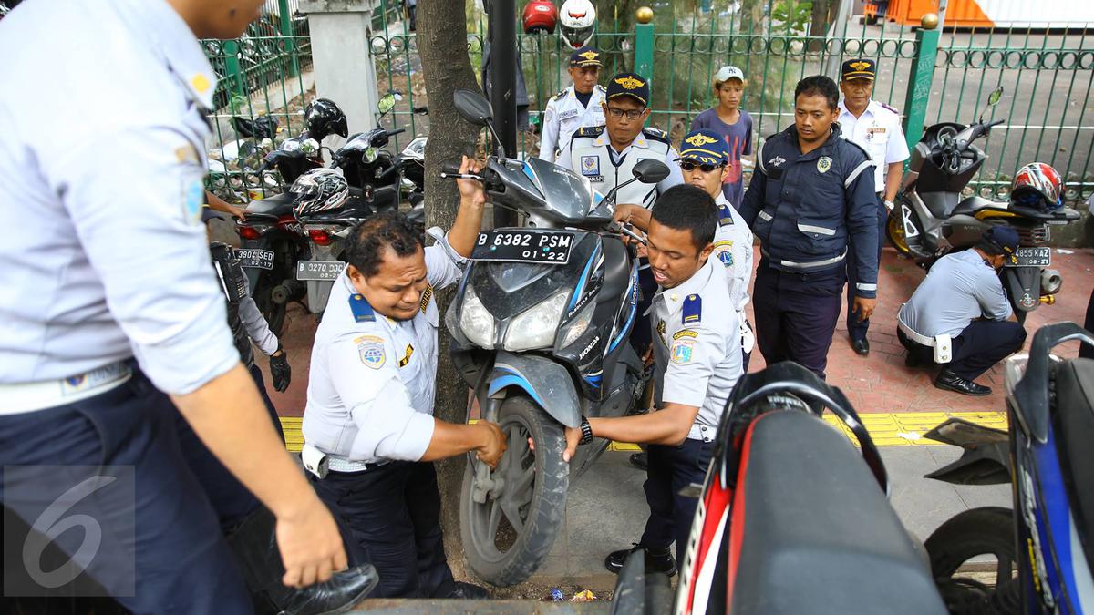 Satpol PP Gembosi Motor Terparkir di Trotoar Jatinegara - News Liputan6.com