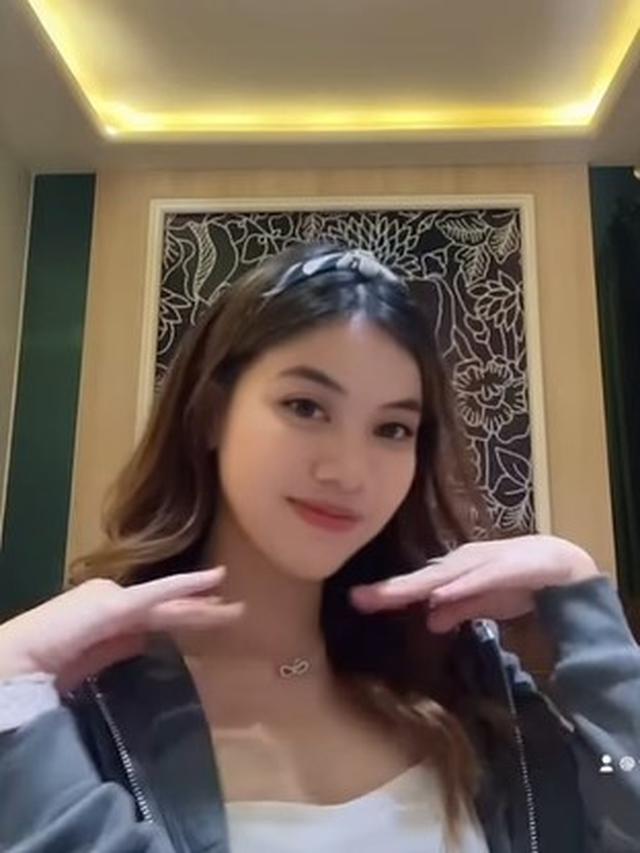 8 Potret Cantiknya Frislly Herlind, Kekasih Kiesha Alvaro yang Usianya ...