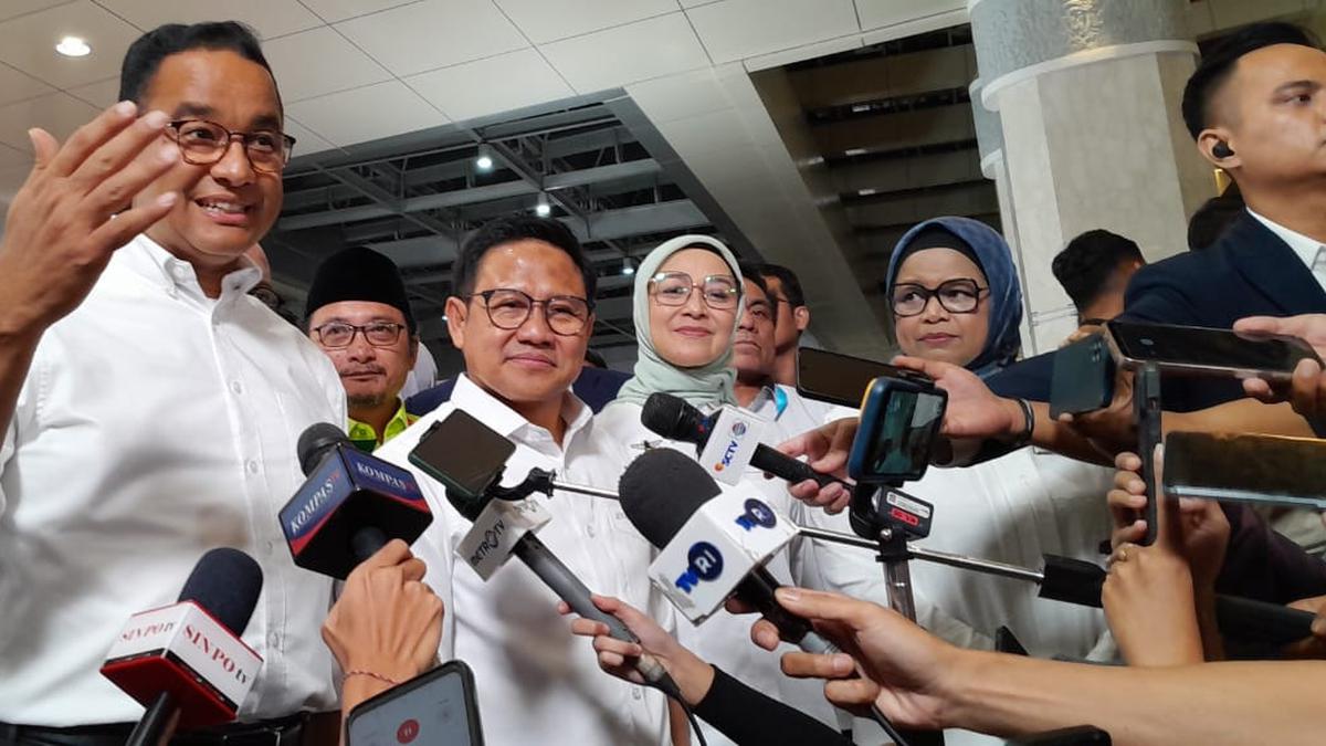 Peluk Erat Cak Imin Usai Debat Cawapres, Anies: DNA Kita Kan Brother ...