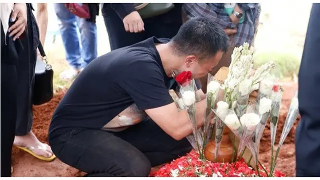 7 Potret Pemakaman Clerence Chyntia, Tangis Rio Alief Pecah - Hot ...