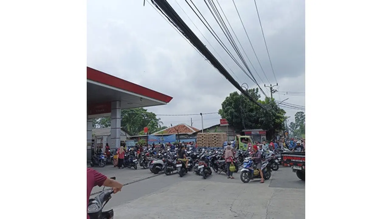 6 Potret Orang Antre Gas LPG 3 Kg, Rela Terjang Panas dan Hujan - Hot ...