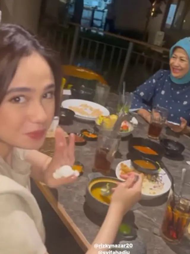 6 Potret Syifa Hadju Ikut Rayakan Ultah Ibu Rizky Nazar, Bak Tepis Isu Putus - Hot Liputan6.com