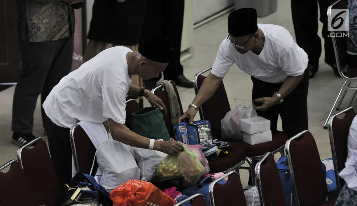 FOTO: Ratusan Jemaah Haji Kloter 2 Tiba di Tanah Air - Foto Liputan6.com