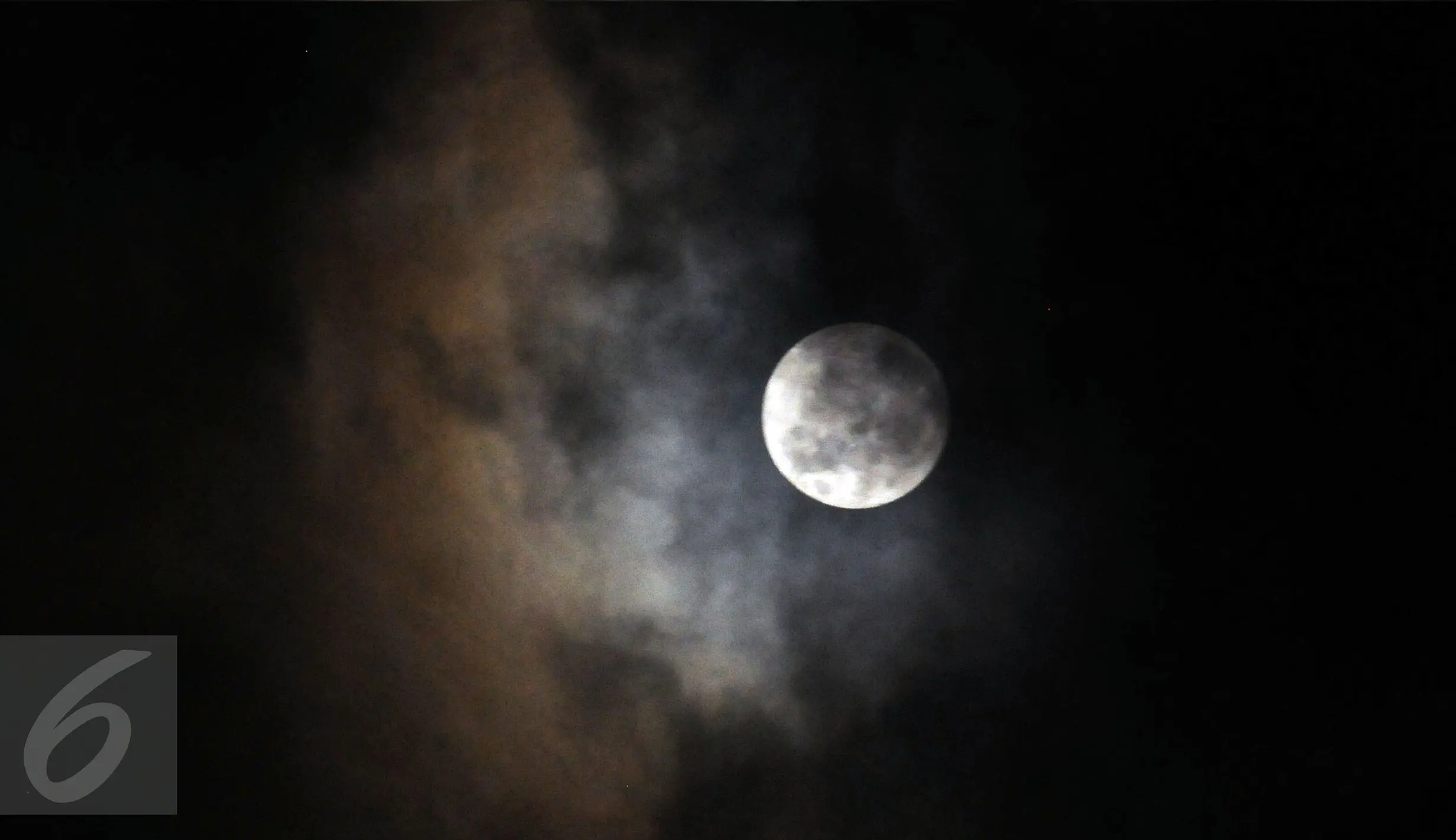 Menikmati Fenomena Supermoon hingga Tertutup Awan - Foto Liputan6.com