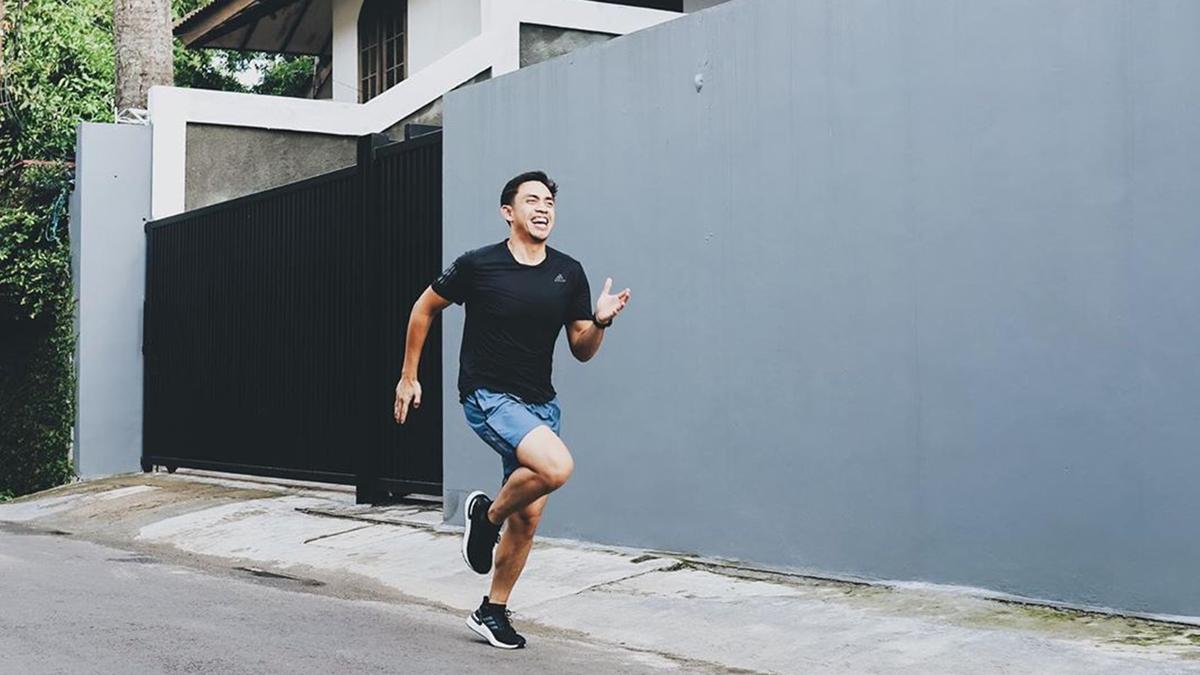 FOTO: Gaya Ditto Percussion saat Olahraga Lari, Tampil Sporty - Foto ...