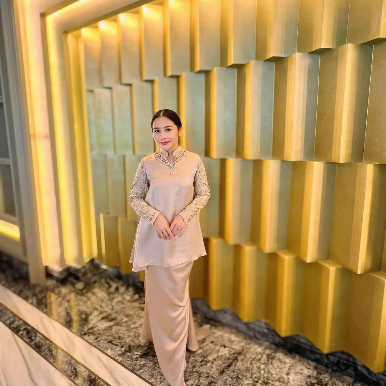 6 Potret Baju Lebaran Shimmer Para Selebriti yang Jadi Tren Tahun Ini ...