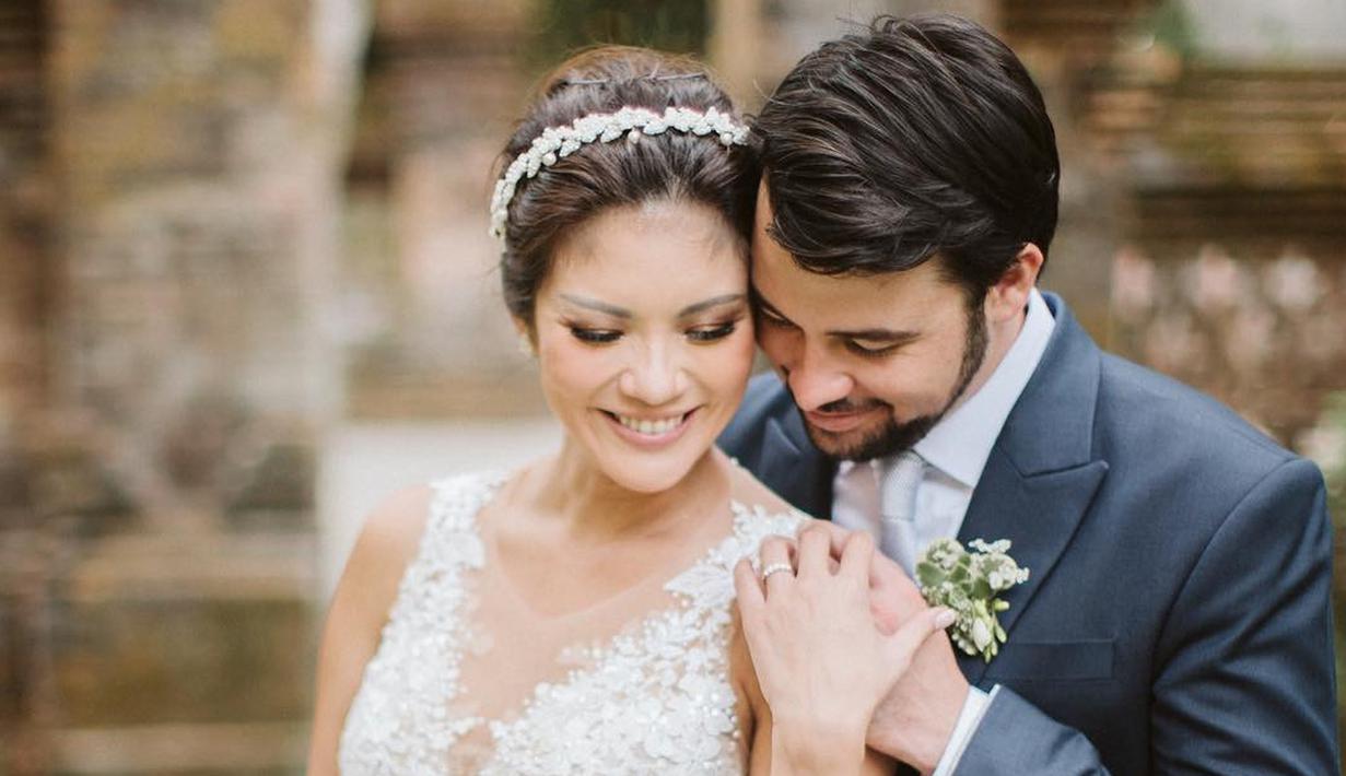 Potret Bahagia Aline Adita dan James Midgley di Hari Pernikahan - Photo Fimela.com