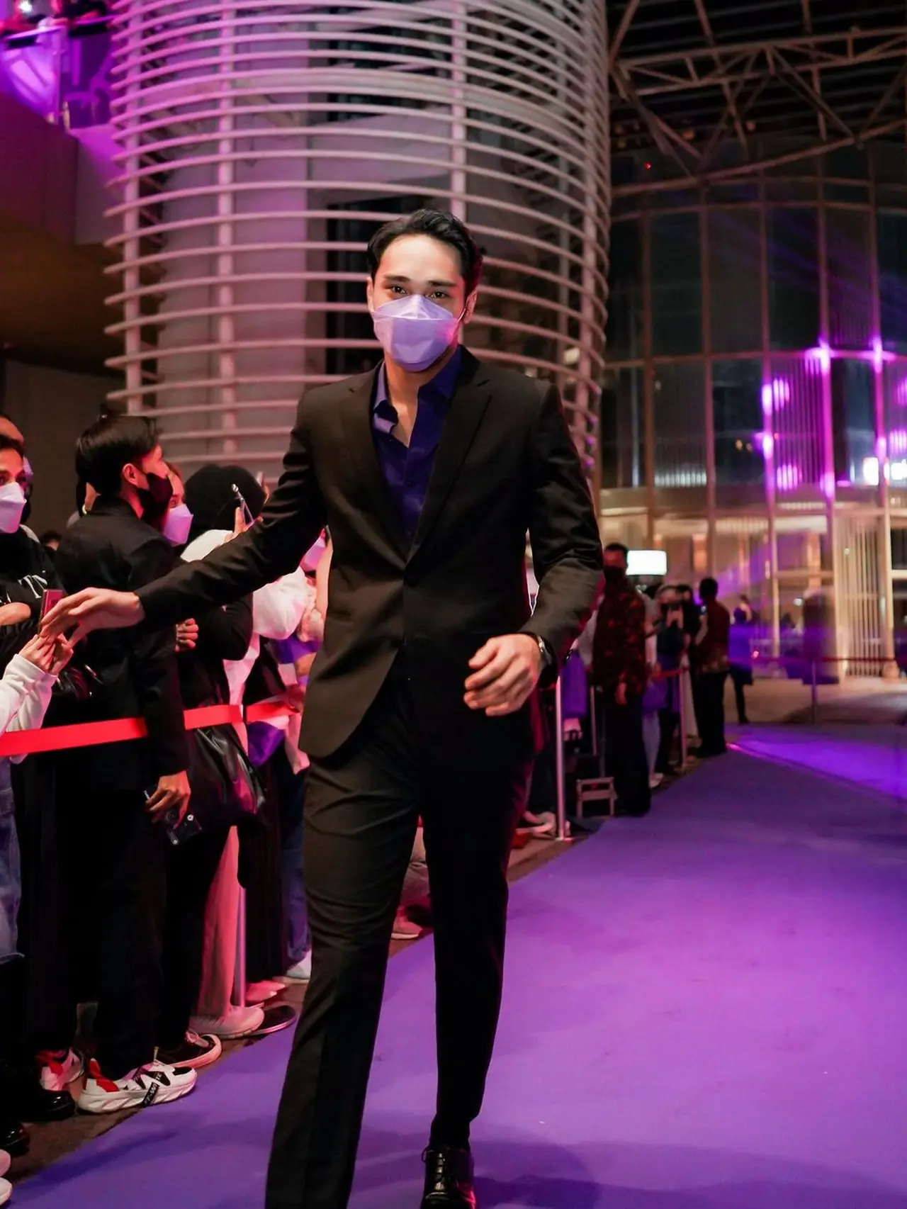 5 Potret Achmad Megantara Saat Menghadiri Gala Premiere Film Backstage ...