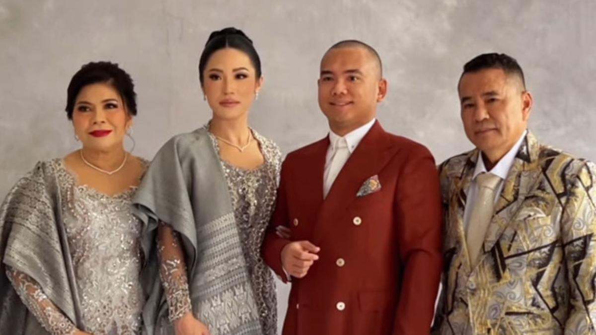 6 Tampilan Winona Delany Berbalut Kebaya Abu-Abu Dipadu Kain Songket ...